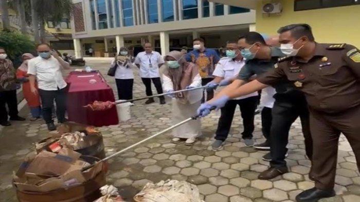 Polda Sumsel Musnahkan 432 Kilogram Mie Kuning Berformalin dan 15 Liter Cairan Formalin ...