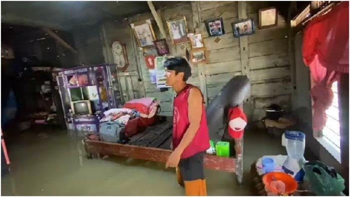 Cerita Warga Desa Curup PALI Tidur di Atas Genangan Banjir, Bertahan di Rumah Meski Sudah ...