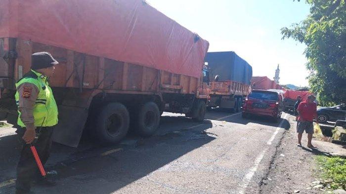 BREAKING NEWS : Baturaja-Muara Enim Macet Total 50 KM, Dua Truk Batubara Terperosok di ...