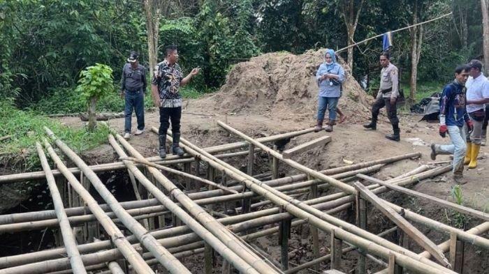 Enos Tinjau Pembangunan Jembatan Gantung Saka 7 di Ujung OKU Timur - Tribunsumsel.com
