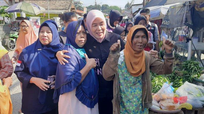Grebek Pasar Sentosa Plaju Palembang, Emak-emak Berebut Foto Bareng ...