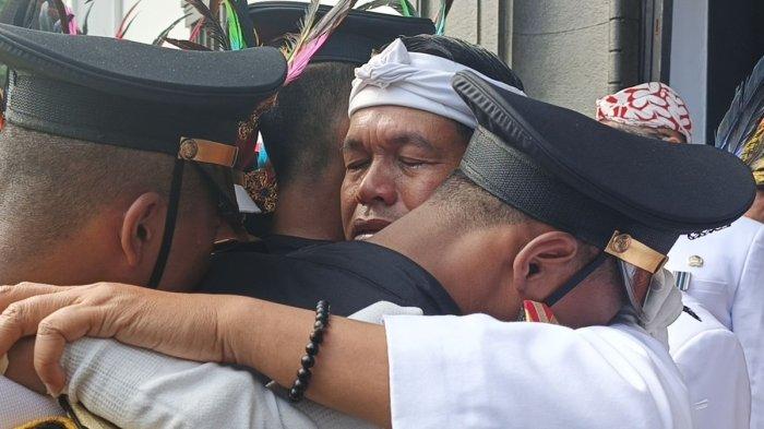 Tangis Dedi Mulyadi Pecah Saat Peluk Siswa Pendidikan, Pulangkan 273 Siswa dari Barak Militer ...