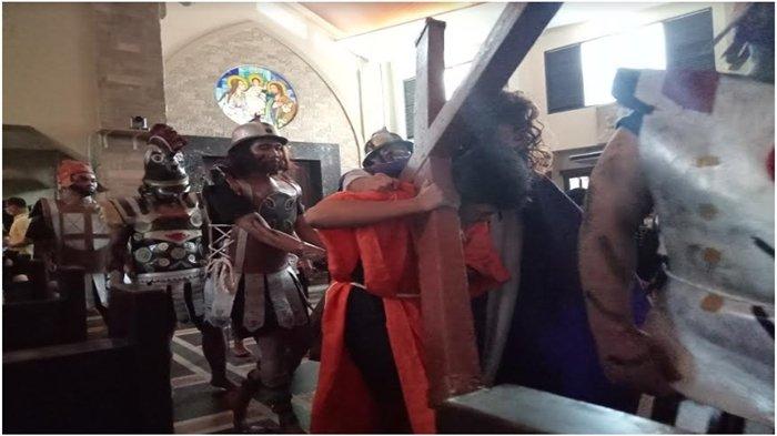 Ibadat Jalan Salib Divisualisasikan Melalui Tablo di Gereja Santo ...