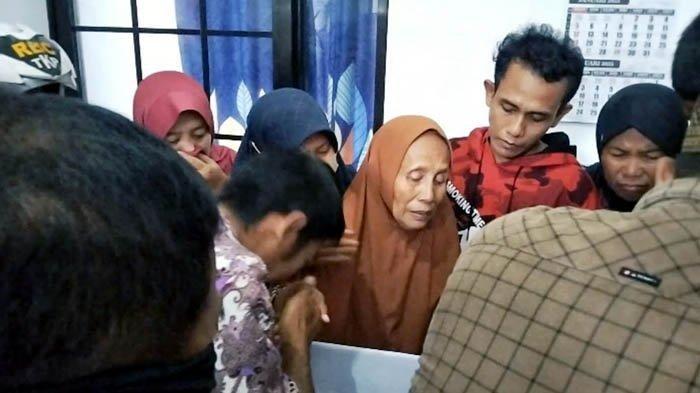 Isak Tangis Keluarga Sambut Jasad Rifky, Siswa SMP N 7 Mojokerto Tewas ...