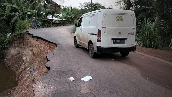 Tanah Tergerus Sungai, Jalan Muara Baru Kayuagung OKI Terancam Ambles ...