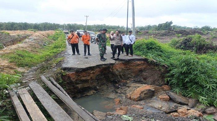 Dampak Curah Hujan Tinggi, Jalan Penghubung Dua Desa di Babat Toman Putus Diterjang Longsor ...