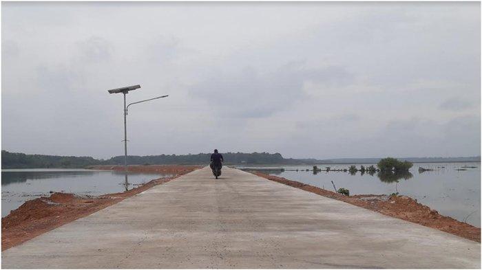 Pernah Terendam Air Pasang, Jalan Menuju Desa Wisata Burai Ogan Ilir ...