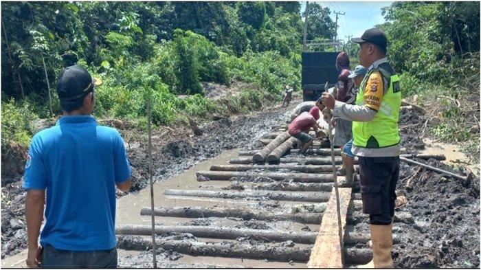 Jalan Rusak di Cengal OKI, Tersebar 4 Titik Lokasi, Tergenang Air dan Berlumpur - Tribunsumsel.com
