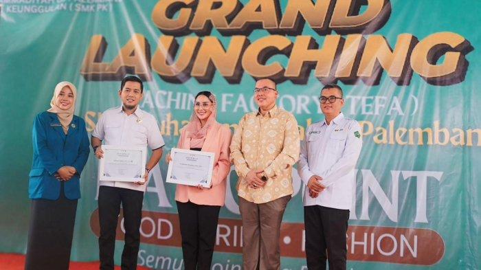 Jelang Maju di Pilkada Palembang 2024, Nandriani Terima Penghargaan ...