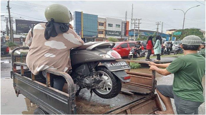 Cerita Joni Sediakan Jasa Angkut Motor Saat Palembang Banjir, Sehari ...