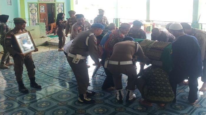 Kabag Ops Polres OI Antar Pemakaman Jenazah ditengah Festival Burai ...