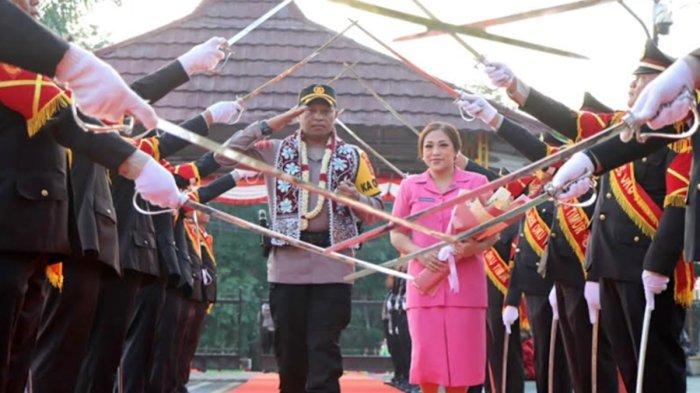 Tradisi Pedang Pora Sambut Kedatangan Kapolres OKU Timur yang Baru, AKBP Kevin Leleury ...