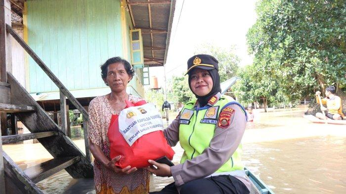 Door to Door Beri Bantuan Korban Banjir Pakai Sampan, Kapolres OKU Distribusikan Sembako ...