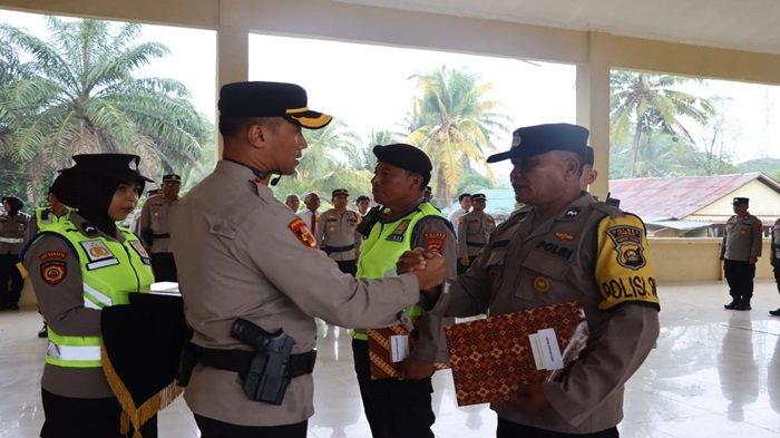 Kapolres Ogan Ilir Berikan Piagam Penghargaan pada Personel Polri Berprestasi - Tribunsumsel.com