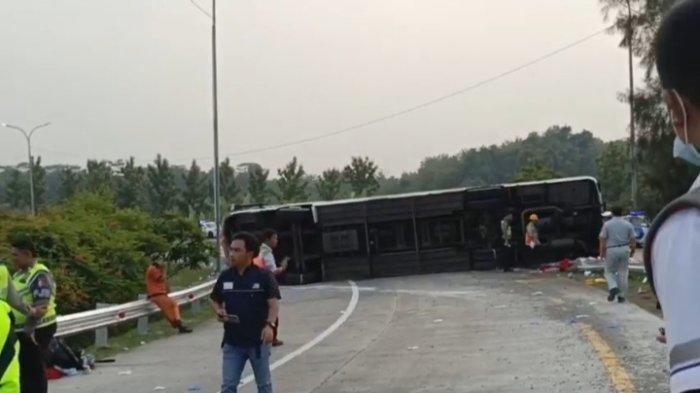 Kecelakaan di Tol Cipali KM 73, Bus Terbalik Halangi Jalan, ada 12 Orang Dikabarkan Meninggal ...