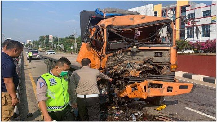 Sopir Ngantuk, Truk Fuso Vs Truk Tangki Kecelakan di Underpass Simpang Patal Palembang ...