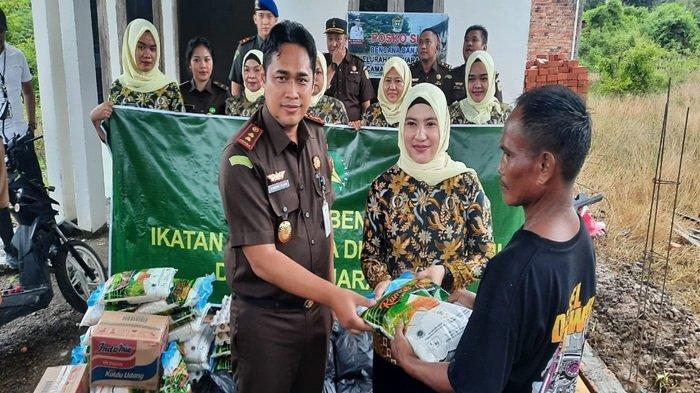 Korban Banjir di Kampung 8 Muara Enim Terima Bantuan dari Kejari dan PWI Muara Enim ...