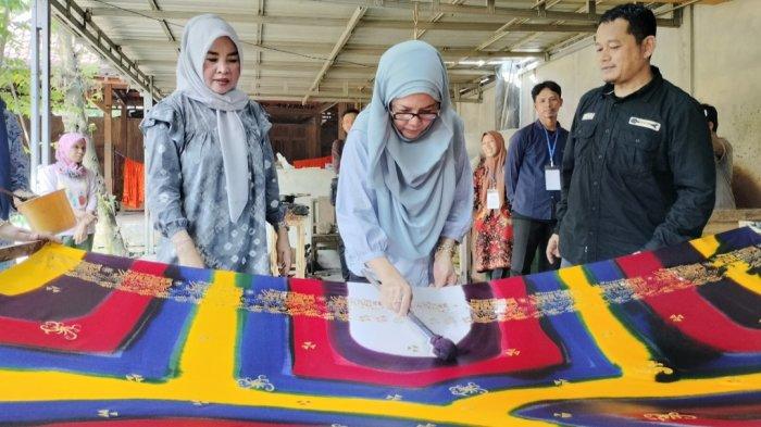 Kembangkan Batik Motif Perahu Kajang Khas Kayuagung, Pemkab OKI Kirim ...
