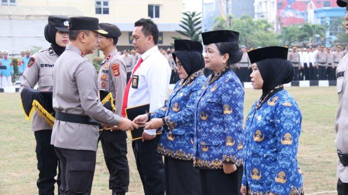 Kapolda Sumsel Beri Penghargaan Kepada Personel yang Berprestasi - Tribunsumsel.com