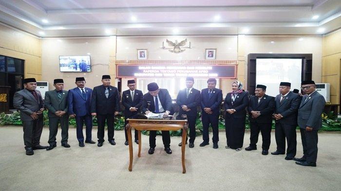 Bupati Enos Tandatangani Rancangan Persetujuan Raperda Perubahan APBD - Tribunsumsel.com
