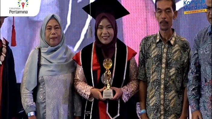 Kisah Annisa Fitri, Anak Penjual Mie Ayam di PALI Jadi Wisudawan Terbaik Universitas Pertamina ...