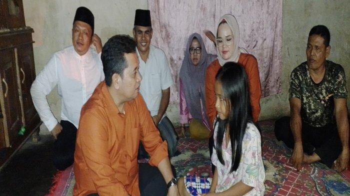 Kisah Widiasari Bocah 11 Tahun di Banyuasin Jual Kerupuk Kelilng Sambil Rawat Ayahnya yang Sakit ...