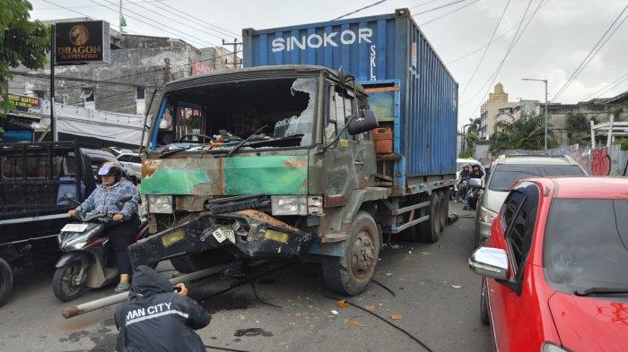 Truk Kontainer Tabrak Lalu Seret Tiang Listrik di Jalan MP Mangkunegara Palembang, Lalu Lintas ...