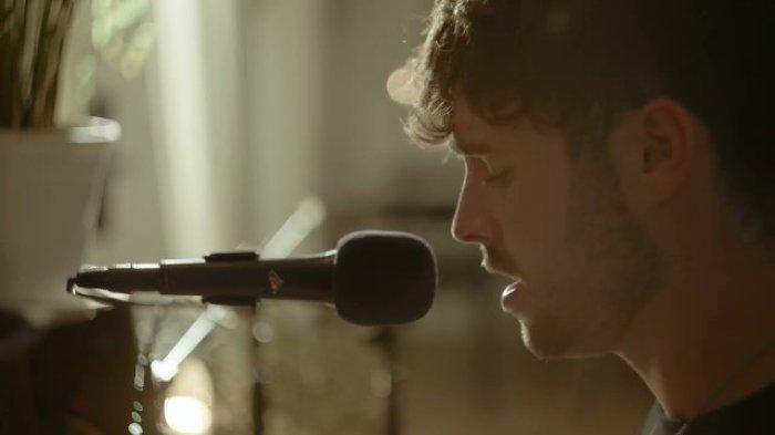 Lirik dan Arti Lagu Slipping Through My Fingers - Ethan Hodges Viral ...