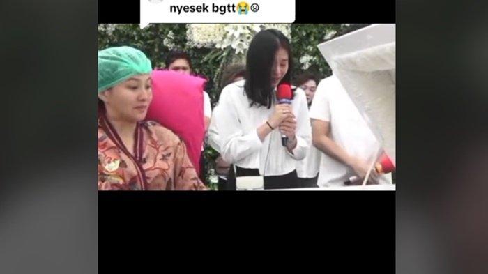 'Kenapa Tuhan Ambil Papi' Tangis Putri Benny Laos di Depan Jenazah Ayahnya, Janji Buat Bangga ...