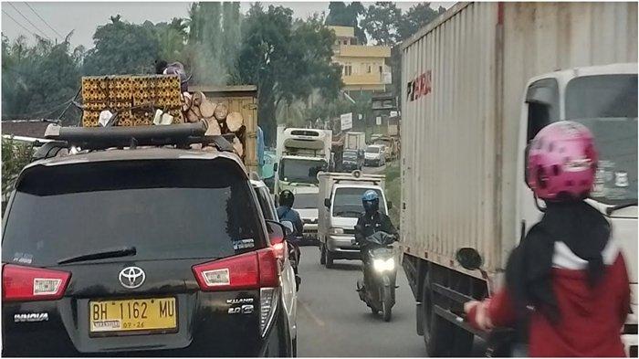 Macet Panjang di Banyuasin Jalan Lintas Sumatera Palembang-Jambi, Ini Sebabnya - Tribunsumsel.com