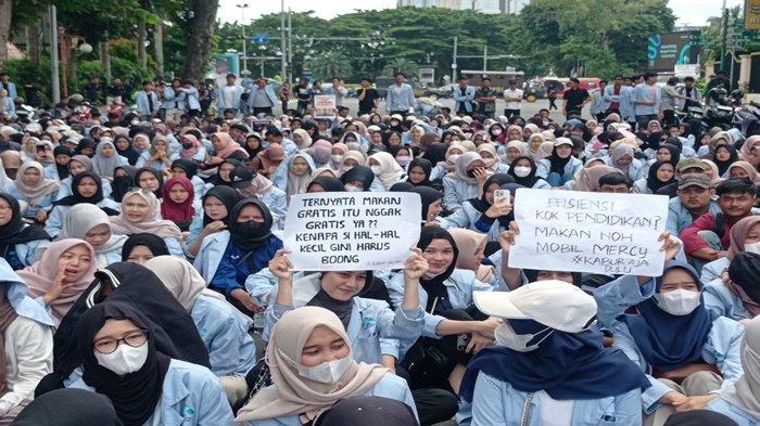 BREAKING NEWS : Mahasiswa Gelar Demo Indonesia Gelap di Palembang, Soroti Kebijakan Presiden ...