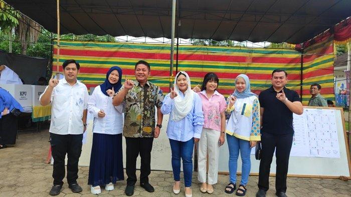 Mantan Gubernur Sumsel Herman Deru Bareng Keluarga Kompak Nyoblos di TPS 53 Komplek Dolog ...