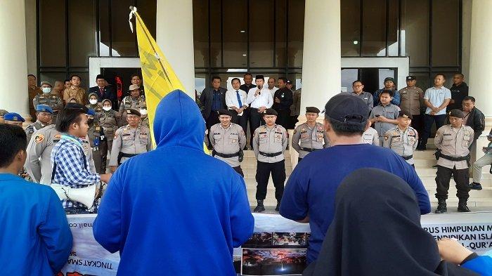 Demo Tolak BBM Naik di OI, Massa PMII Heran Harga BBM Naik Tapi Masih Antre di SPBU ...