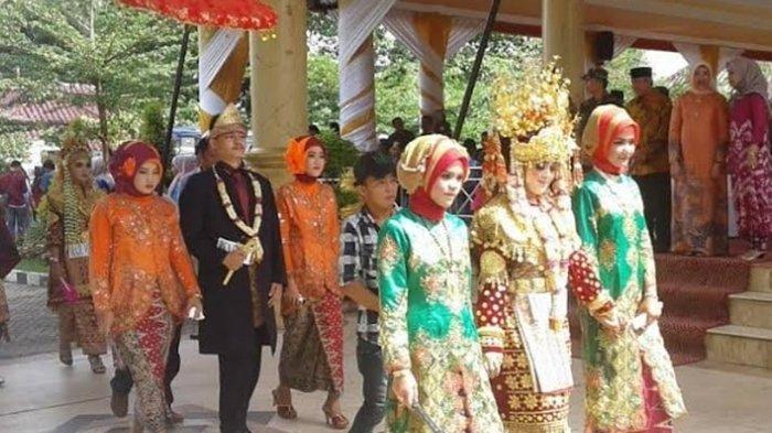 Mengenal Tradisi Midang Bebuke dan Lomba Cang Incang, Tradisi di ...