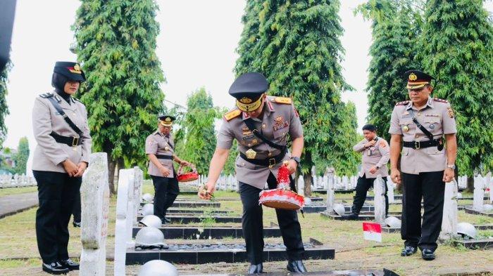 Kenang Jasa Pahlawan, Sempena Hari Bhayangkara ke 78 Jajaran Polda Sumsel Gelar Upacara Ziarah ...