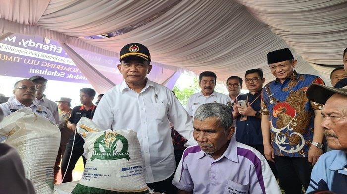 Menko PMK RI Muhadjir Effendy Kunker Ke OKU Timur, Serahkan Bansos ... Menko PMK RI Muhadjir Effendy Kunker Ke OKU Timur, Serahkan Bansos ...