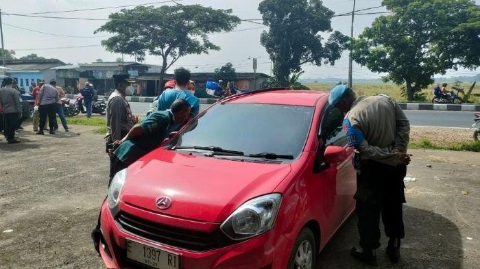 Mobil Merah Keluarkan Asap, Dalamnya Wanita Berambut Merah Hangus ...