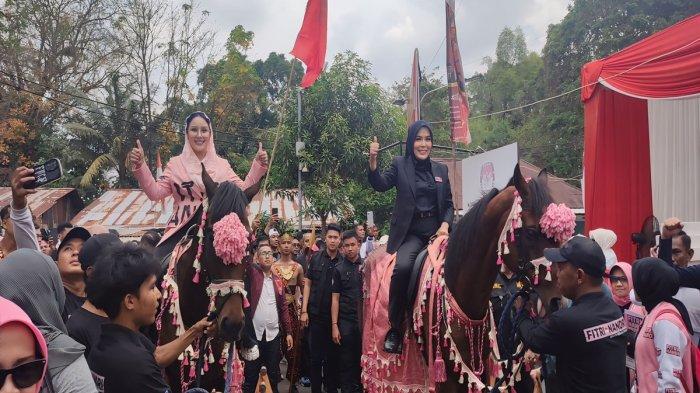 Naik Kuda, Fitrianti-Nandriani Daftar Pilkada Palembang 2024, Diantar ...