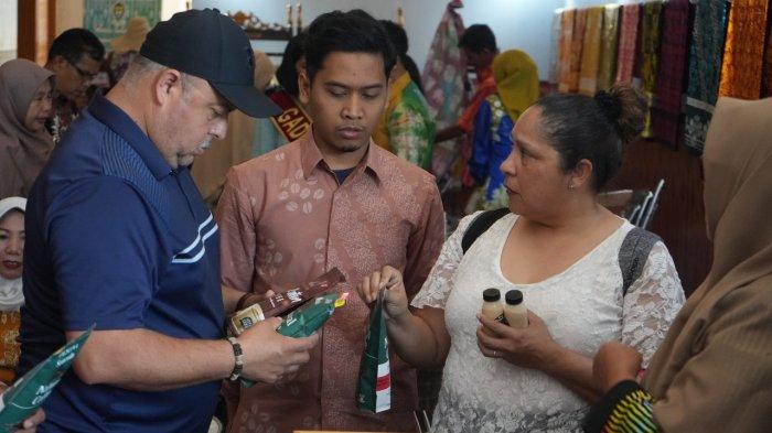 Warga Negara Meksiko dan Spanyol Serbu Pameran Produk UMKM Sumsel di ...
