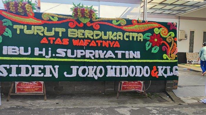 Papan Bunga Ucapan Turut Berduka Cita Berderet di Rumah Ibu Tito ...