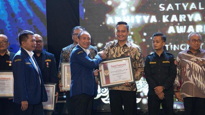 Peduli Karang Taruna, Pj Bupati OKU Raih Penghargaan Satyalancana ...