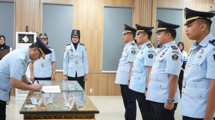 Kakanwil Kemenkumham Sumsel Lantik 19 Pejabat Pemasyarakatan - Tribunsumsel.com
