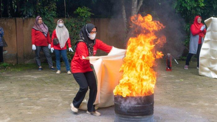 Puluhan Peserta Antusias Ikuti Pemadaman Api Ringan yang Digelar Kilang ...