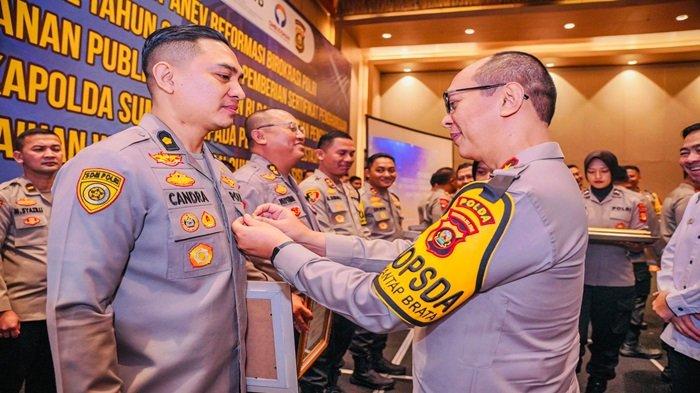 Berikan PIN Emas Personel Berprestasi, Kapolda Sumsel Minta Pelayanan Publik Lebih Baik dan ...