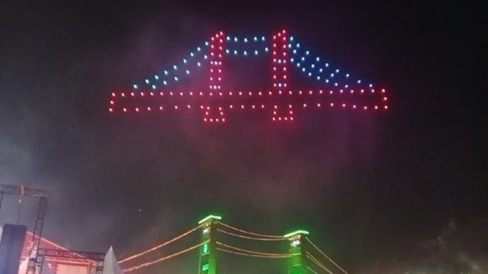 Penampakan Drone Bentuk Jembatan Ampera di Atas Sungai Musi Palembang di Malam Tahun Baru 2025 ...