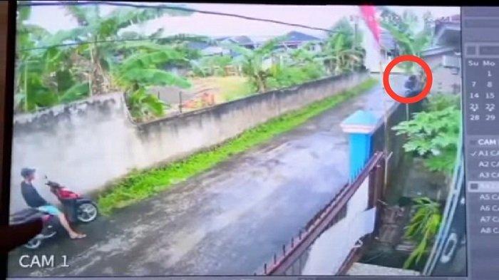 Pencurian Terekam CCTV di Angkatan 45 Palembang, Dua Pelaku Berbagi Peran - Tribunsumsel.com