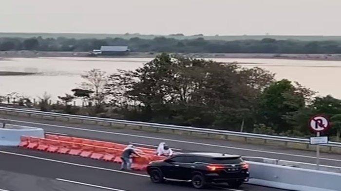 Pengamat Ungkap Sanksi Emak-Emak Geser Pembatas Tol Indralaya Prabumulih Demi Fortuner: Mesti ...