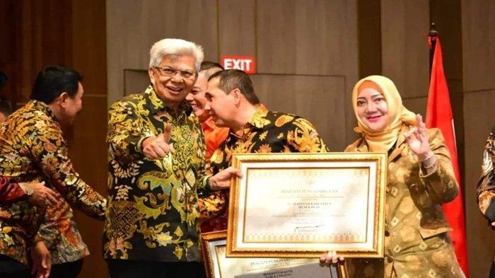 Bupati Mura, Hj Ratna Machmud Dianugerahi Penghargaan Paritrana Award - Tribunsumsel.com