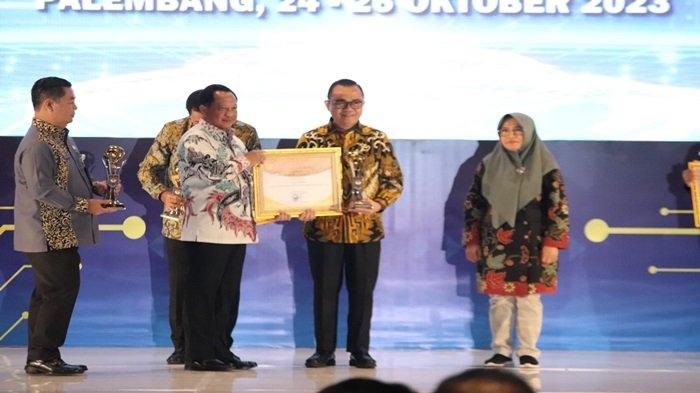 Kinerja Dukcapil Banyuasin Terbaik, Hani Syopiar Rustam Terima Penghargaan dari Mendagri ...