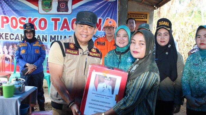Pj Bupati Empat Lawang Fauzan Salurkan Bantuan Kepada Korban Kebakaran ... Pj Bupati Empat Lawang Fauzan Salurkan Bantuan Kepada Korban Kebakaran ...
